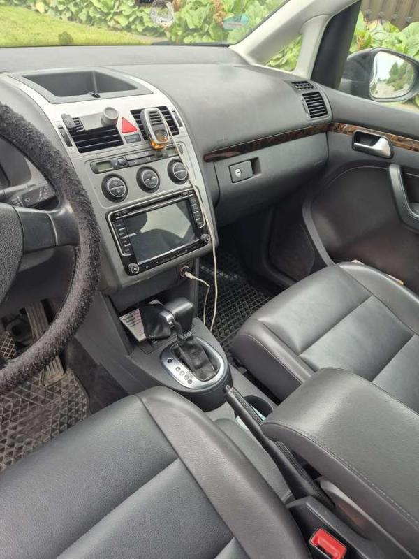 Brown Volkswagen Touran 2010 in Marijampole, with an engine capacity of 1.90 L and mileage of 289 thousand km for 3390 €, photo 6 on AUTOMOTO.COM.LV