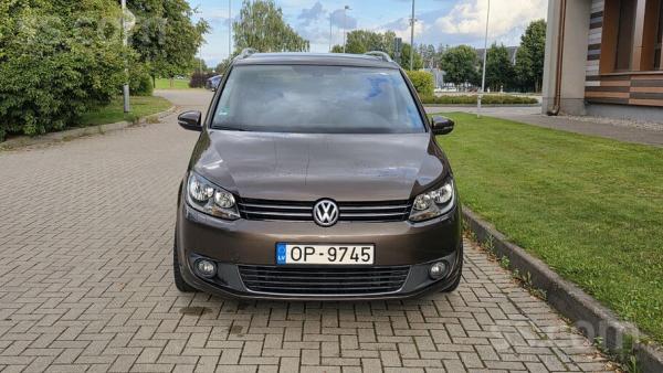 Brown Volkswagen Touran 2010 in Riga, with an engine capacity of 1.60 L and mileage of 214 thousand km for 6660 €, photo 2 on AUTOMOTO.COM.LV