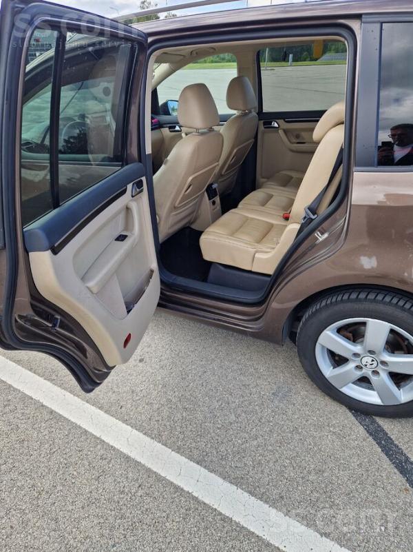 Brūns Volkswagen Touran 2010 Rīga, ar dzinēja tilpumu 2.00 L un nobraukumu 418 tūkst. km par 4400 €, foto 5 vietnē AUTOMOTO.COM.LV