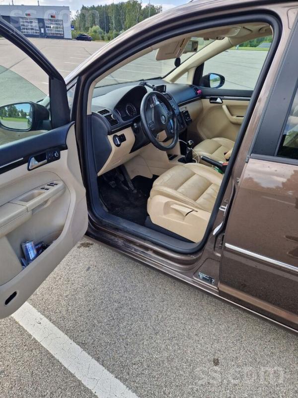 Brūns Volkswagen Touran 2010 Rīga, ar dzinēja tilpumu 2.00 L un nobraukumu 418 tūkst. km par 4400 €, foto 6 vietnē AUTOMOTO.COM.LV