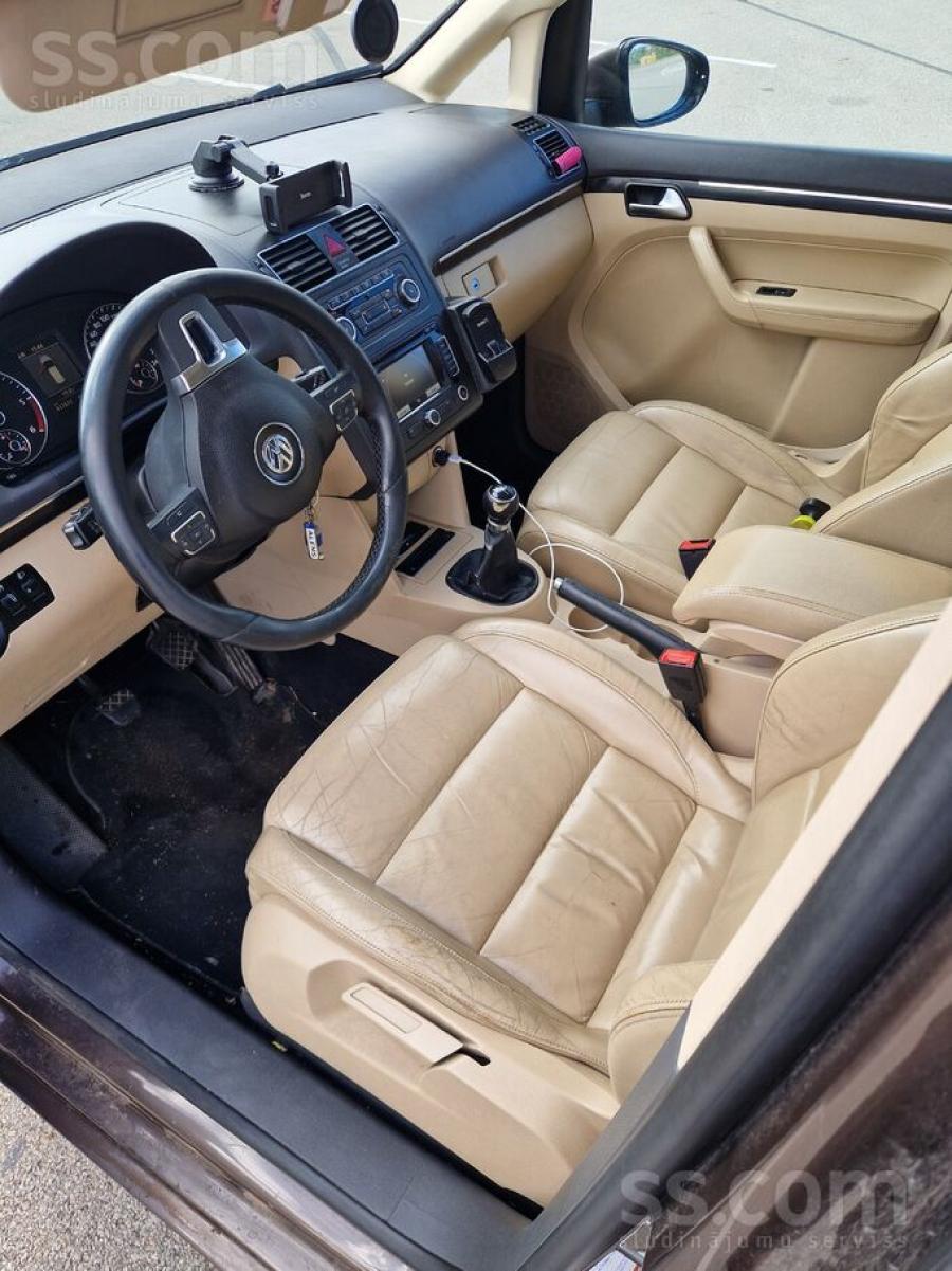 Brūns Volkswagen Touran 2010 Rīga, ar dzinēja tilpumu 2.00 L un nobraukumu 418 tūkst. km par 4400 €, foto 8 vietnē AUTOMOTO.COM.LV