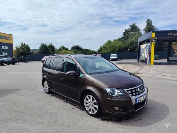 Volkswagen Touran 2010 in Kaunas on AUTOMOTO.COM.LV Brown Volkswagen Touran 2010 in Kaunas, with an engine capacity of 1.97 L and mileage of 269 thousand km for 3000 €, photo 1 on AUTOMOTO.COM.LV