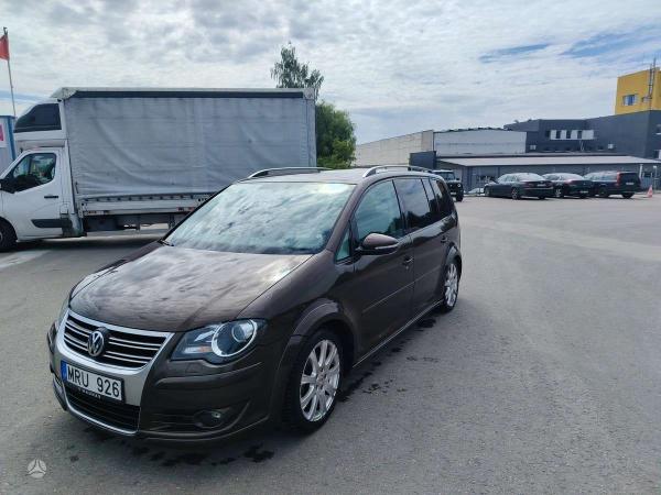 Volkswagen Touran 2010 in Kaunas on AUTOMOTO.COM.LV Brown Volkswagen Touran 2010 in Kaunas, with an engine capacity of 1.97 L and mileage of 269 thousand km for 3000 €, photo 3 on AUTOMOTO.COM.LV