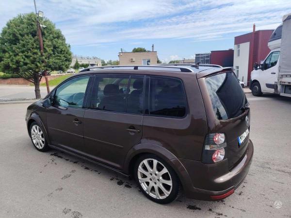Volkswagen Touran 2010 in Kaunas on AUTOMOTO.COM.LV Brown Volkswagen Touran 2010 in Kaunas, with an engine capacity of 1.97 L and mileage of 269 thousand km for 3000 €, photo 7 on AUTOMOTO.COM.LV