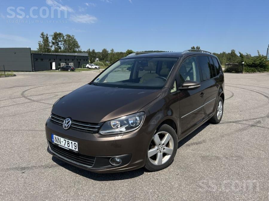 Brown Volkswagen Touran 2011 in Tukums, with an engine capacity of 2.00 L and mileage of 405 thousand km for 5700 €, photo 1 on AUTOMOTO.COM.LV