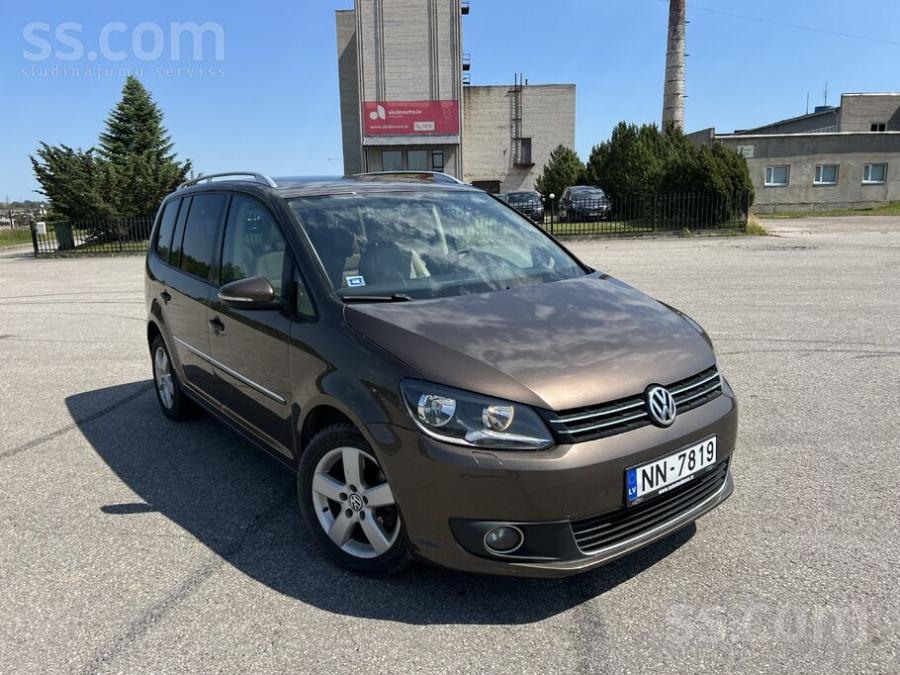 Brown Volkswagen Touran 2011 in Tukums, with an engine capacity of 2.00 L and mileage of 405 thousand km for 5700 €, photo 2 on AUTOMOTO.COM.LV