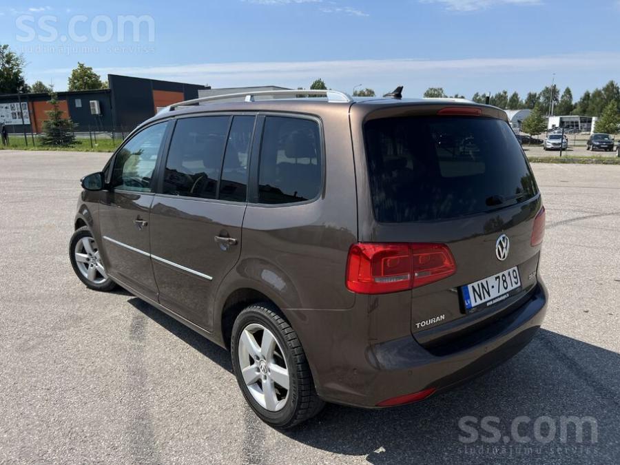Brown Volkswagen Touran 2011 in Tukums, with an engine capacity of 2.00 L and mileage of 405 thousand km for 5700 €, photo 4 on AUTOMOTO.COM.LV