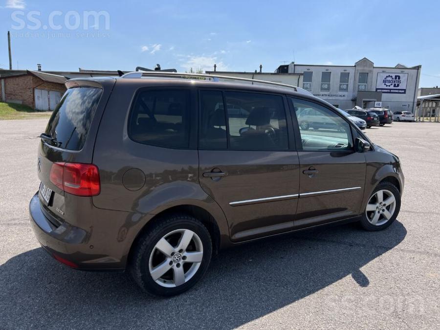 Brown Volkswagen Touran 2011 in Tukums, with an engine capacity of 2.00 L and mileage of 405 thousand km for 5700 €, photo 5 on AUTOMOTO.COM.LV