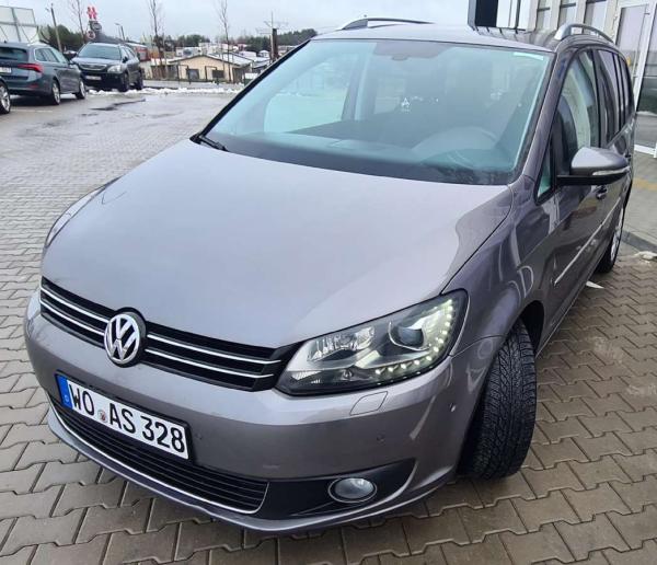 Brown Volkswagen Touran 2011 in Vilnius, with an engine capacity of 1.39 L and mileage of 236 thousand km for 6299 €, photo 5 on AUTOMOTO.COM.LV