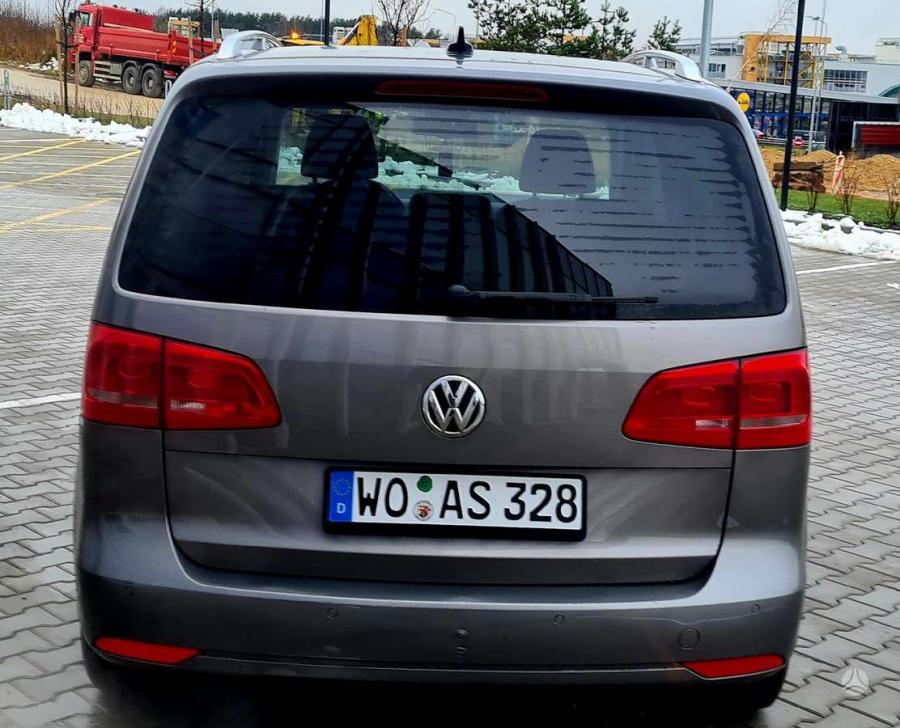 Brown Volkswagen Touran 2011 in Vilnius, with an engine capacity of 1.39 L and mileage of 236 thousand km for 6299 €, photo 12 on AUTOMOTO.COM.LV