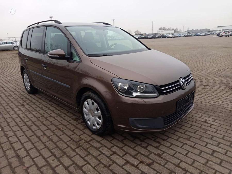 Brown Volkswagen Touran 2011 in Marijampole, with an engine capacity of 1.60 L and mileage of 300 thousand km for 4600 €, photo 1 on AUTOMOTO.COM.LV