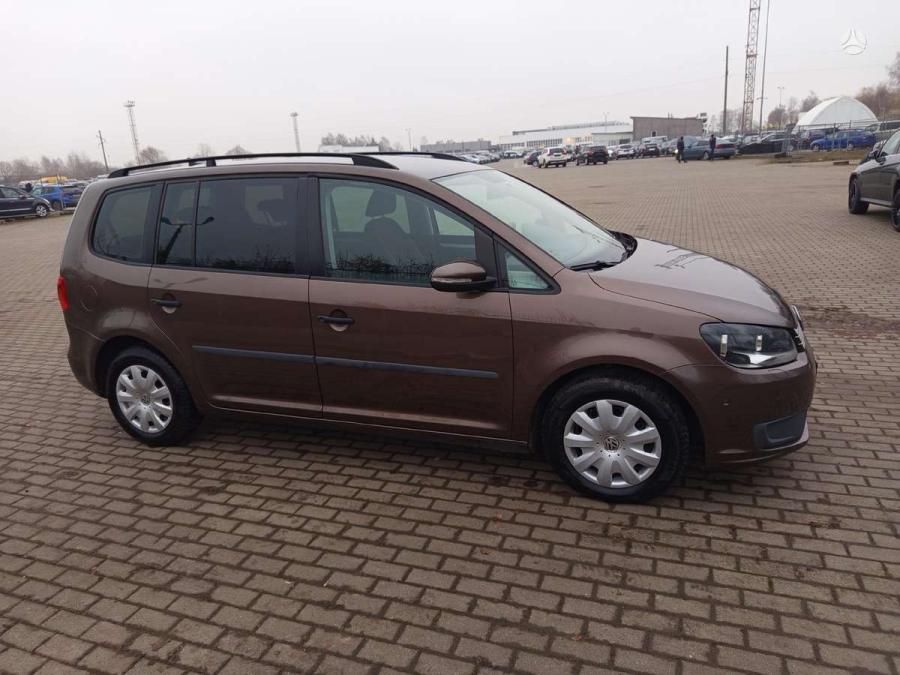 Brown Volkswagen Touran 2011 in Marijampole, with an engine capacity of 1.60 L and mileage of 300 thousand km for 4600 €, photo 2 on AUTOMOTO.COM.LV