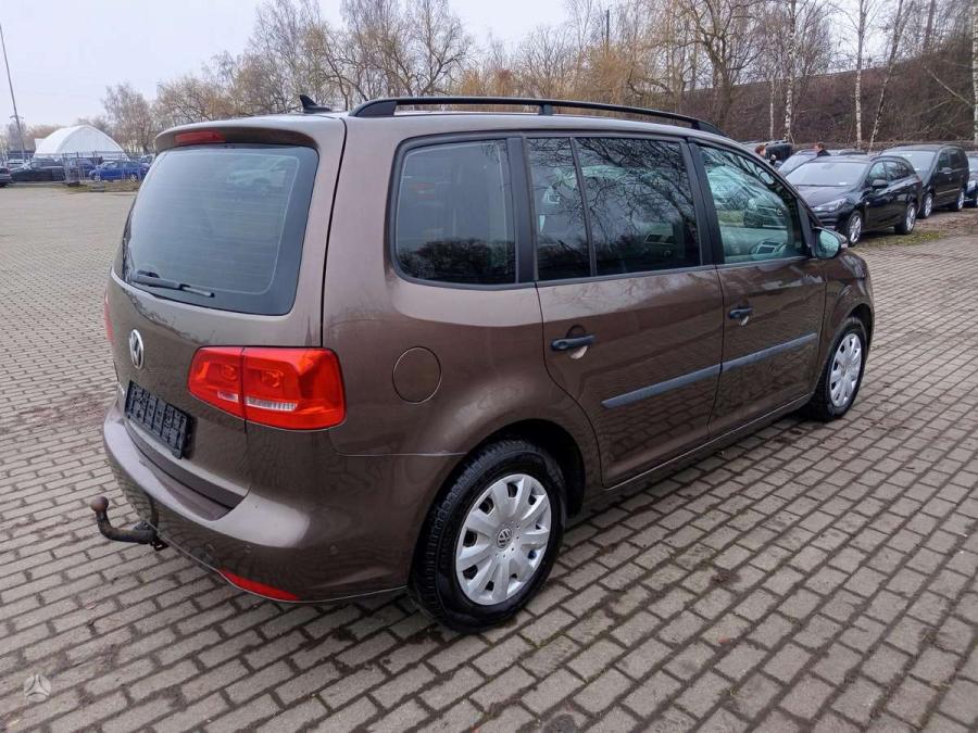 Brown Volkswagen Touran 2011 in Marijampole, with an engine capacity of 1.60 L and mileage of 300 thousand km for 4600 €, photo 3 on AUTOMOTO.COM.LV