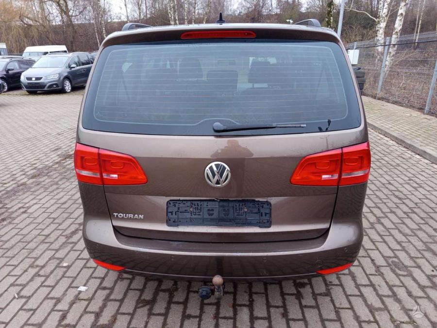 Brown Volkswagen Touran 2011 in Marijampole, with an engine capacity of 1.60 L and mileage of 300 thousand km for 4600 €, photo 4 on AUTOMOTO.COM.LV