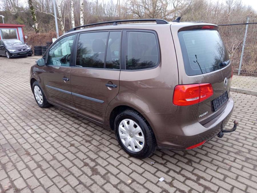 Brown Volkswagen Touran 2011 in Marijampole, with an engine capacity of 1.60 L and mileage of 300 thousand km for 4600 €, photo 5 on AUTOMOTO.COM.LV