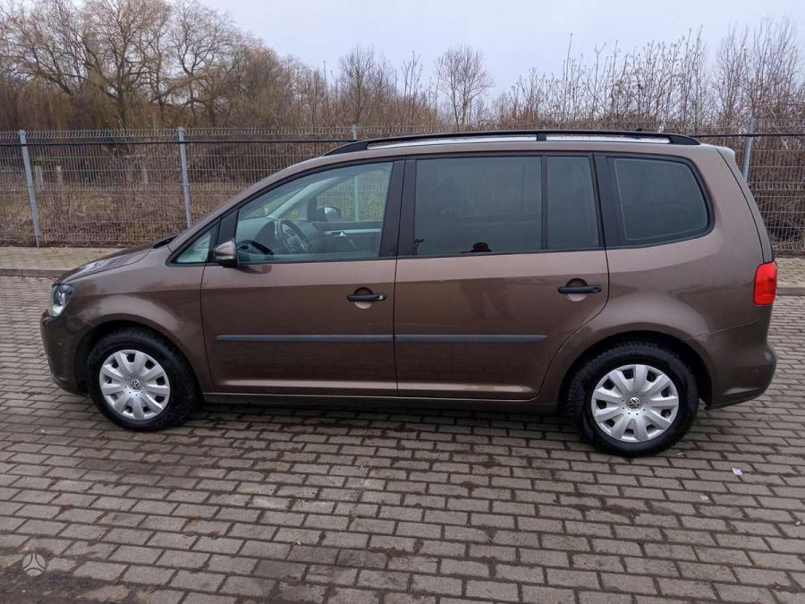 Brown Volkswagen Touran 2011 in Marijampole, with an engine capacity of 1.60 L and mileage of 300 thousand km for 4600 €, photo 6 on AUTOMOTO.COM.LV