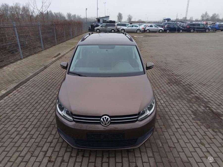 Brown Volkswagen Touran 2011 in Marijampole, with an engine capacity of 1.60 L and mileage of 300 thousand km for 4600 €, photo 9 on AUTOMOTO.COM.LV