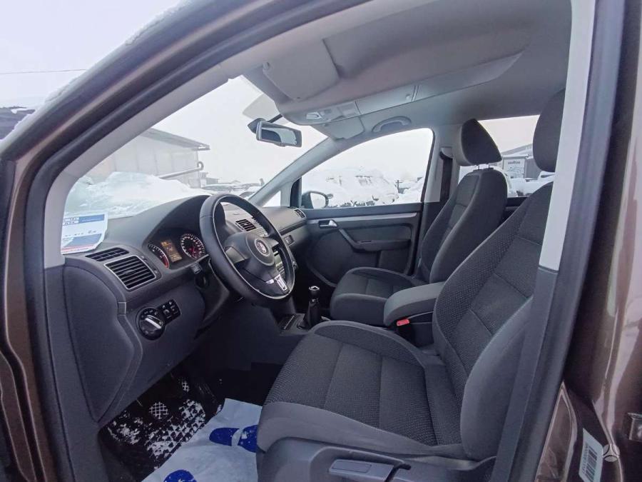 Brūns Volkswagen Touran 2011 Kretinga, ar dzinēja tilpumu 1.60 L un nobraukumu 245 tūkst. km par 6650 €, foto 9 vietnē AUTOMOTO.COM.LV
