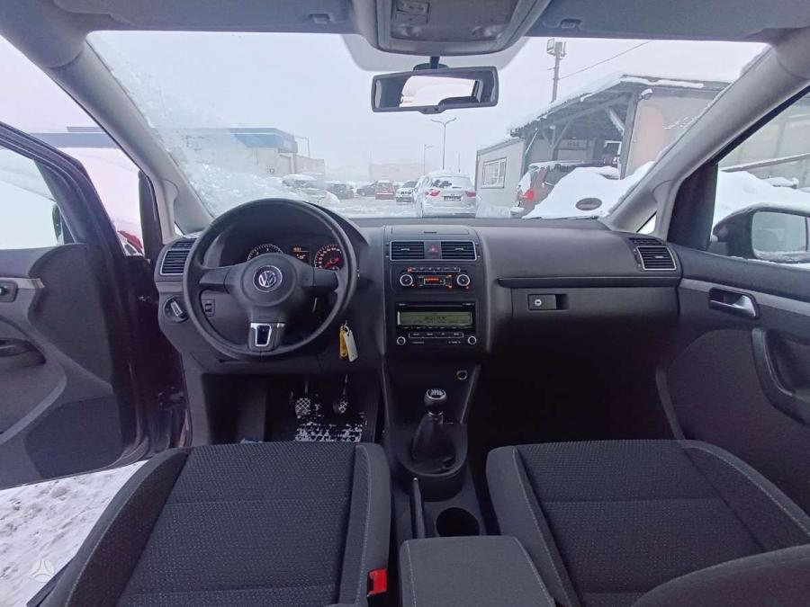 Brūns Volkswagen Touran 2011 Kretinga, ar dzinēja tilpumu 1.60 L un nobraukumu 245 tūkst. km par 6650 €, foto 12 vietnē AUTOMOTO.COM.LV