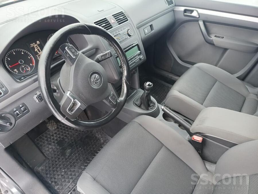 Brūns Volkswagen Touran 2011 Rīga, ar dzinēja tilpumu 1.60 L un nobraukumu 293 tūkst. km par 4900 €, foto 4 vietnē AUTOMOTO.COM.LV