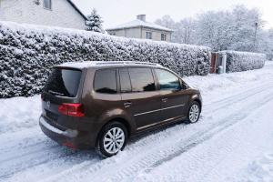 Brown Volkswagen Touran 2011 in Kedainiai, with an engine capacity of 1.60 L and mileage of 273 thousand km for 5990 €, photo  on AUTOMOTO.COM.LV