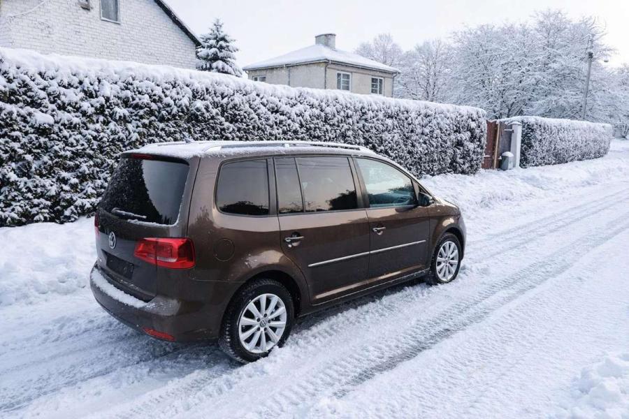 Brown Volkswagen Touran 2011 in Kedainiai, with an engine capacity of 1.60 L and mileage of 273 thousand km for 5990 €, photo 1 on AUTOMOTO.COM.LV