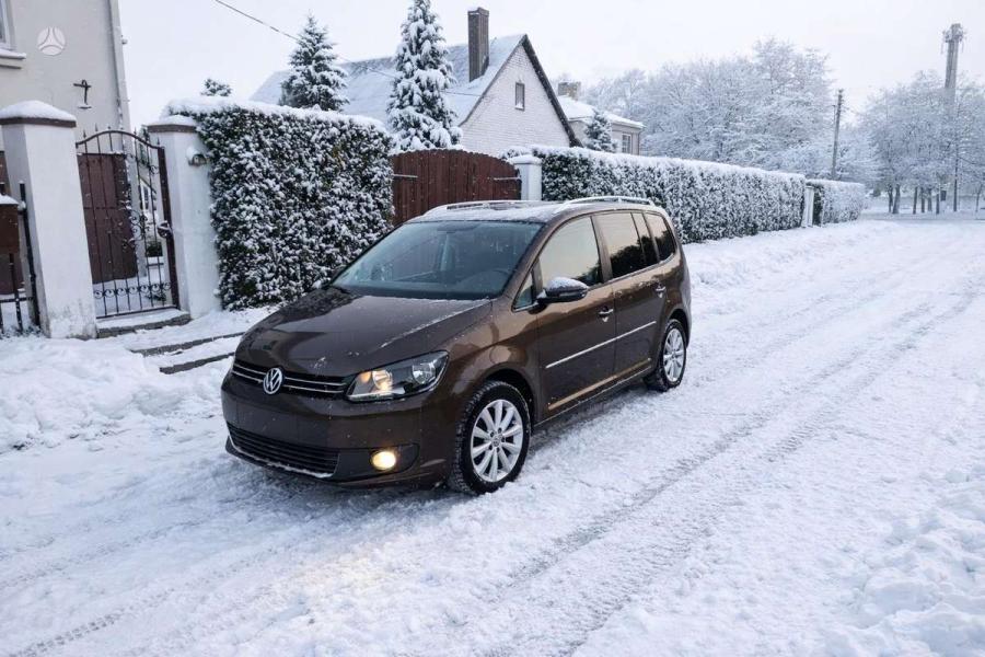 Brown Volkswagen Touran 2011 in Kedainiai, with an engine capacity of 1.60 L and mileage of 273 thousand km for 5990 €, photo 2 on AUTOMOTO.COM.LV
