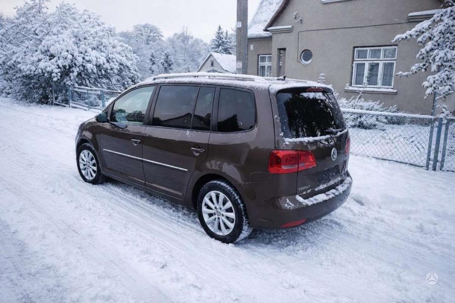 Brown Volkswagen Touran 2011 in Kedainiai, with an engine capacity of 1.60 L and mileage of 273 thousand km for 5990 €, photo 3 on AUTOMOTO.COM.LV