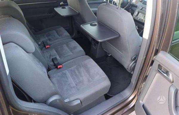 Brown Volkswagen Touran 2011 in Kedainiai, with an engine capacity of 1.60 L and mileage of 273 thousand km for 5990 €, photo 11 on AUTOMOTO.COM.LV