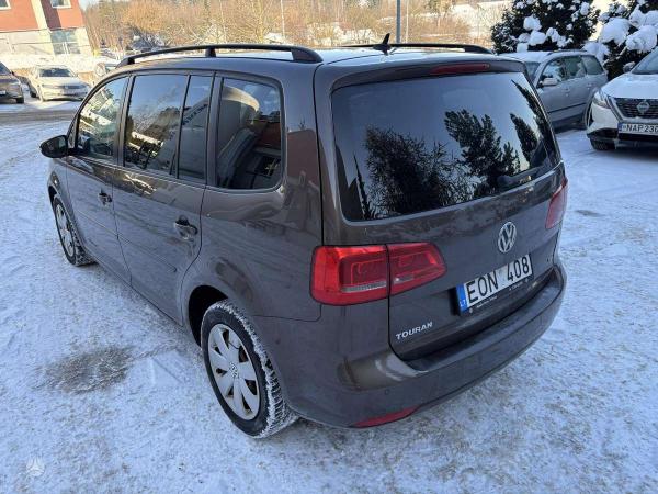 Brown Volkswagen Touran 2011 in Vilnius, with an engine capacity of 1.60 L and mileage of 274 thousand km for 6500 €, photo 1 on AUTOMOTO.COM.LV