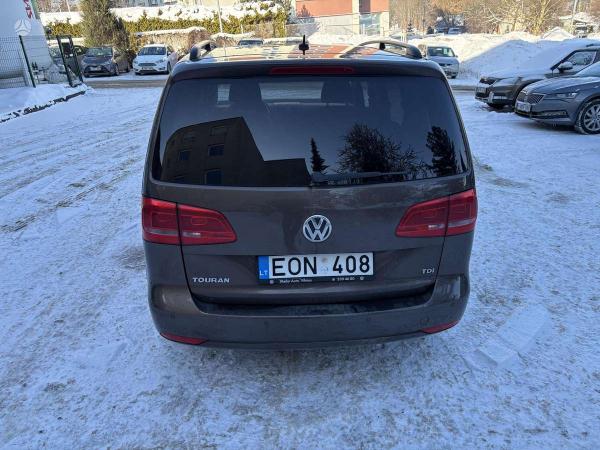 Brown Volkswagen Touran 2011 in Vilnius, with an engine capacity of 1.60 L and mileage of 274 thousand km for 6500 €, photo 2 on AUTOMOTO.COM.LV