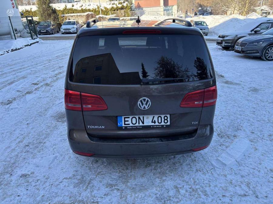 Brūns Volkswagen Touran 2011 Viļņa, ar dzinēja tilpumu 1.60 L un nobraukumu 274 tūkst. km par 6500 €, foto 2 vietnē AUTOMOTO.COM.LV