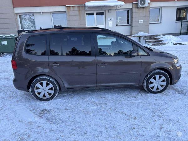 Brown Volkswagen Touran 2011 in Vilnius, with an engine capacity of 1.60 L and mileage of 274 thousand km for 6500 €, photo 4 on AUTOMOTO.COM.LV