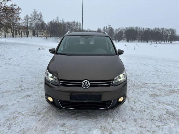 Brown Volkswagen Touran 2011 in Marijampole, with an engine capacity of 1.97 L and mileage of 237 thousand km for 5650 €, photo 3 on AUTOMOTO.COM.LV
