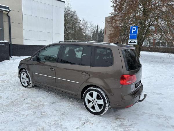 Brown Volkswagen Touran 2011 in Marijampole, with an engine capacity of 1.97 L and mileage of 237 thousand km for 5650 €, photo 8 on AUTOMOTO.COM.LV