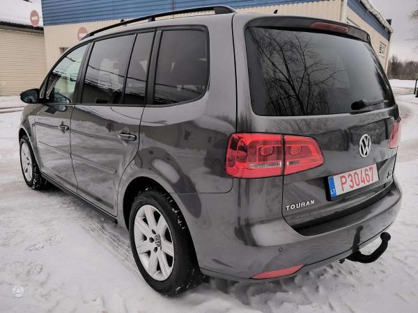 Brown Volkswagen Touran 2011 in Trakai, with an engine capacity of 1.60 L and mileage of 313 thousand km for 4590 €, photo 6 on AUTOMOTO.COM.LV