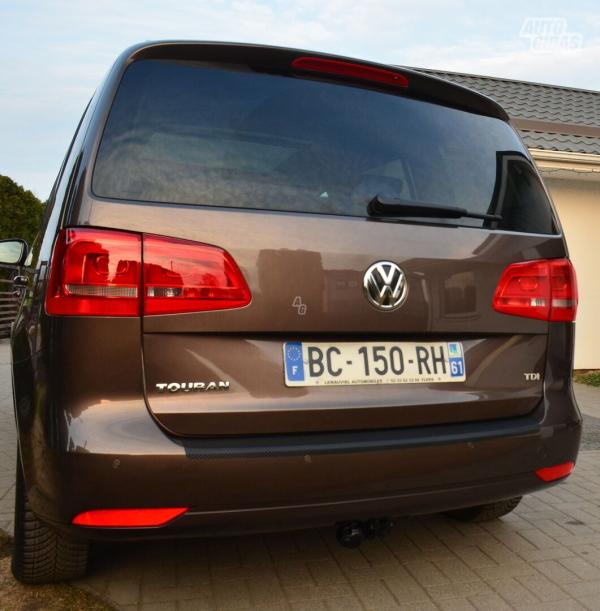 Brown Volkswagen Touran 2011 in Kaunas, with an engine capacity of 1.60 L and mileage of 230 thousand km for 6200 €, photo 1 on AUTOMOTO.COM.LV