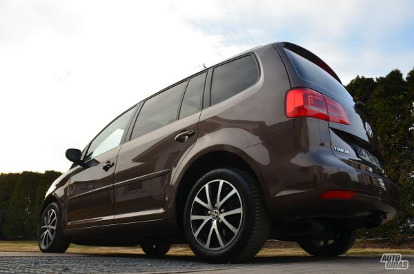 Brown Volkswagen Touran 2011 in Kaunas, with an engine capacity of 1.60 L and mileage of 230 thousand km for 6200 €, photo 9 on AUTOMOTO.COM.LV