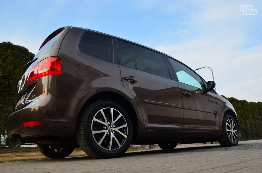 Brūns Volkswagen Touran 2011 Kauņa, ar dzinēja tilpumu 1.60 L un nobraukumu 230 tūkst. km par 6200 €, foto 22 vietnē AUTOMOTO.COM.LV