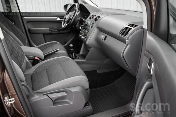 Brūns Volkswagen Touran 2011 Ogre, ar dzinēja tilpumu 1.60 L un nobraukumu 279 tūkst. km par 6700 €, foto 8 vietnē AUTOMOTO.COM.LV