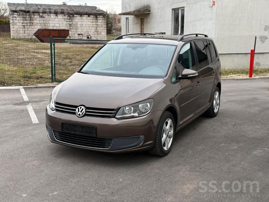 Brown Volkswagen Touran 2011 in Ludza, with an engine capacity of 1.60 L and mileage of 235 thousand km for 6450 €, photo 3 on AUTOMOTO.COM.LV