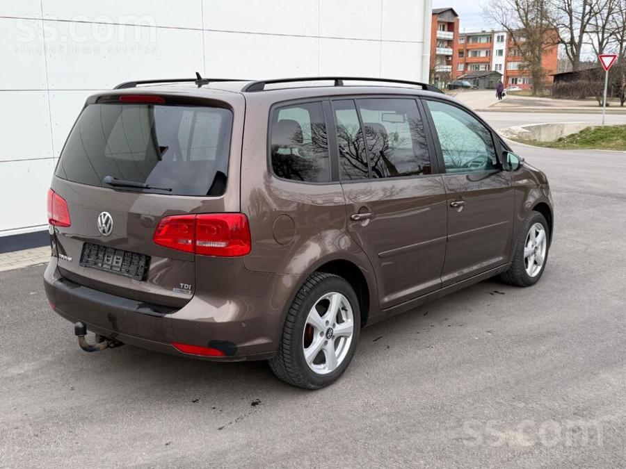 Brown Volkswagen Touran 2011 in Ludza, with an engine capacity of 1.60 L and mileage of 235 thousand km for 6450 €, photo 5 on AUTOMOTO.COM.LV
