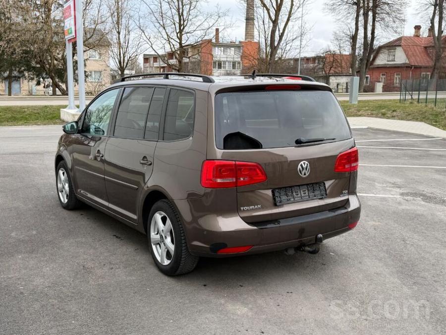 Brown Volkswagen Touran 2011 in Ludza, with an engine capacity of 1.60 L and mileage of 235 thousand km for 6450 €, photo 6 on AUTOMOTO.COM.LV
