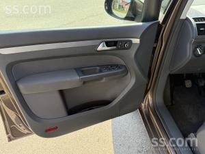 Brown Volkswagen Touran 2011 in Ludza, with an engine capacity of 1.60 L and mileage of 235 thousand km for 6450 €, photo 7 on AUTOMOTO.COM.LV