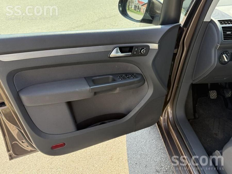 Brown Volkswagen Touran 2011 in Ludza, with an engine capacity of 1.60 L and mileage of 235 thousand km for 6450 €, photo 7 on AUTOMOTO.COM.LV