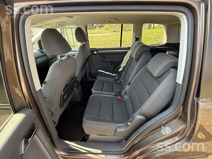 Brown Volkswagen Touran 2011 in Ludza, with an engine capacity of 1.60 L and mileage of 235 thousand km for 6450 €, photo 11 on AUTOMOTO.COM.LV