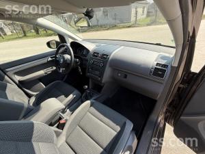 Brown Volkswagen Touran 2011 in Ludza, with an engine capacity of 1.60 L and mileage of 235 thousand km for 6450 €, photo 12 on AUTOMOTO.COM.LV