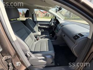Brown Volkswagen Touran 2011 in Ludza, with an engine capacity of 1.60 L and mileage of 235 thousand km for 6450 €, photo 13 on AUTOMOTO.COM.LV