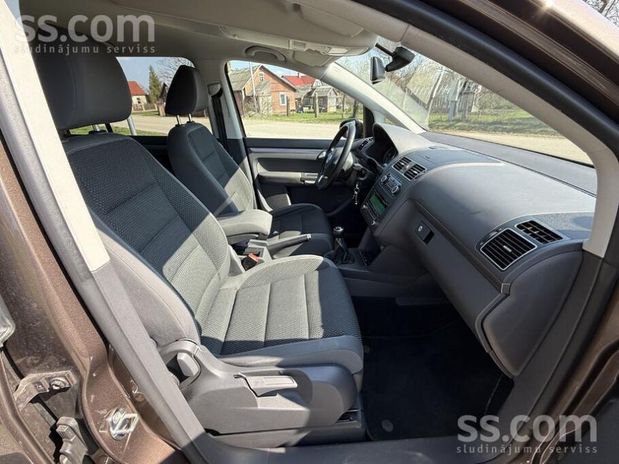 Brown Volkswagen Touran 2011 in Ludza, with an engine capacity of 1.60 L and mileage of 235 thousand km for 6450 €, photo 13 on AUTOMOTO.COM.LV