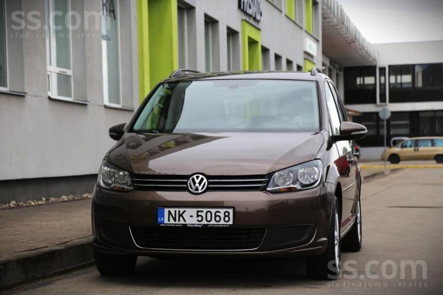 Brown Volkswagen Touran 2011 in Riga, with an engine capacity of 1.60 L and mileage of 305 thousand km for 4495 €, photo 1 on AUTOMOTO.COM.LV